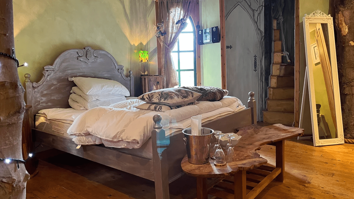 TREEHOUSE - FERNIE CASTLE