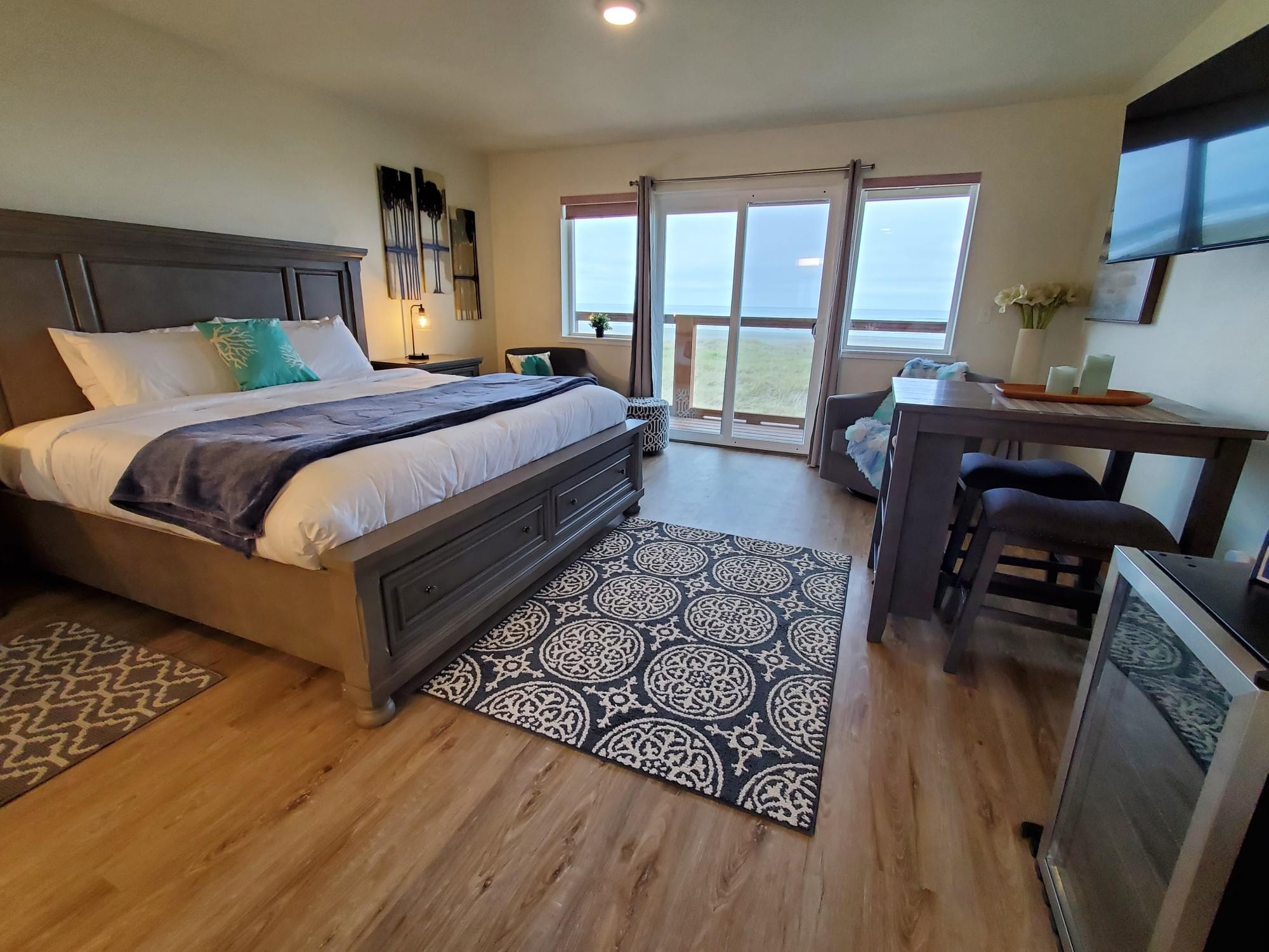 Rooms & Suites - Moonstone Beach Motel