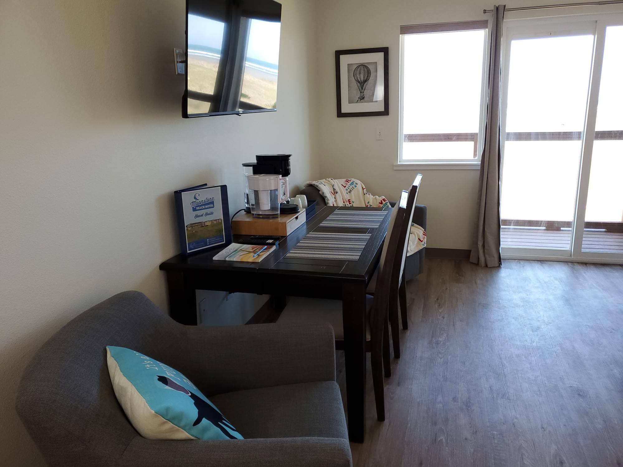 Rooms & Suites - Moonstone Beach Motel