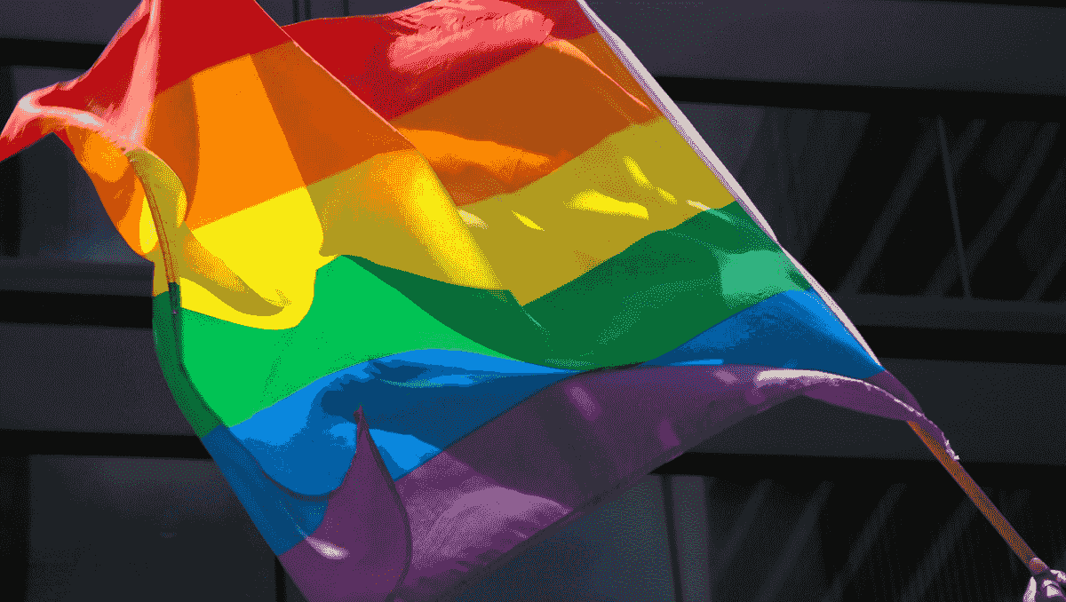 Iwoa man 16 years for burning gay flag