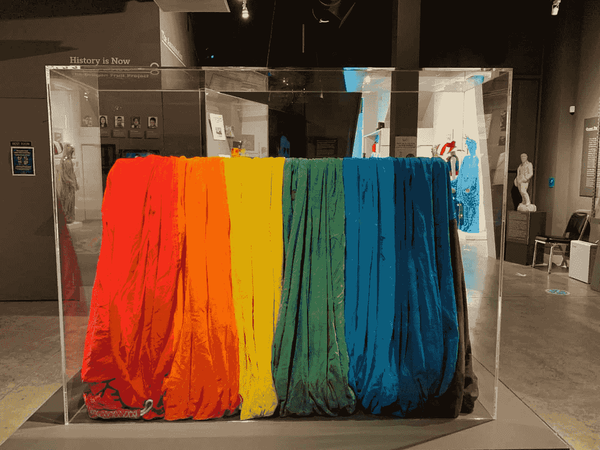 How many colors in gay pride rainbow