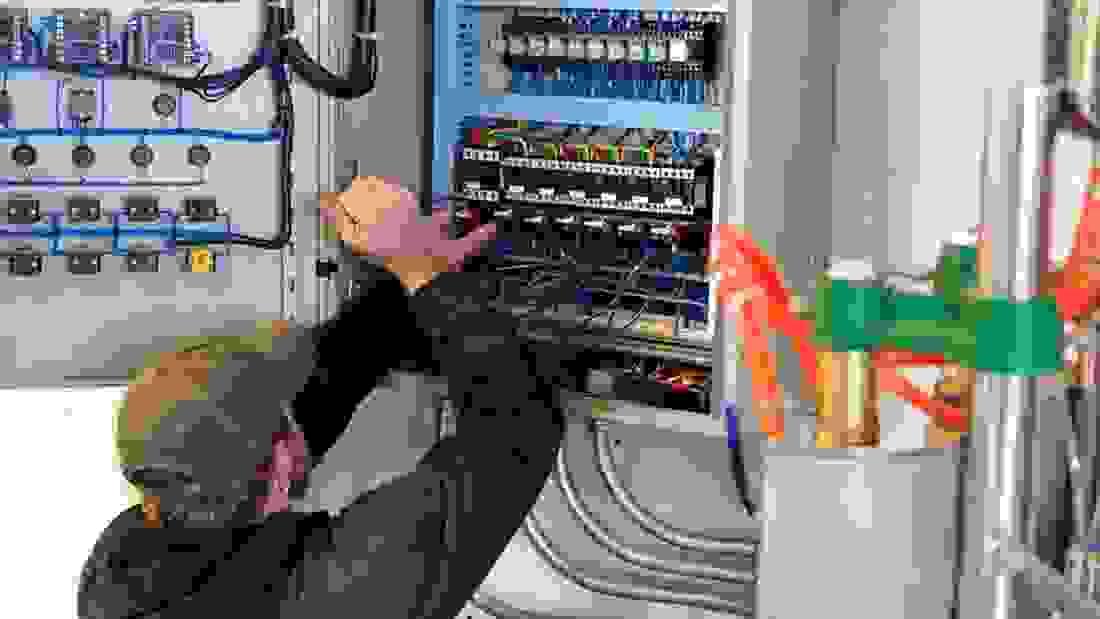 How Does Electrician Handle Every Challenge With Ease?