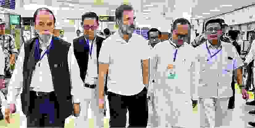 Manipur police stops Rahul Gandhi's convoy at Bishnupur...