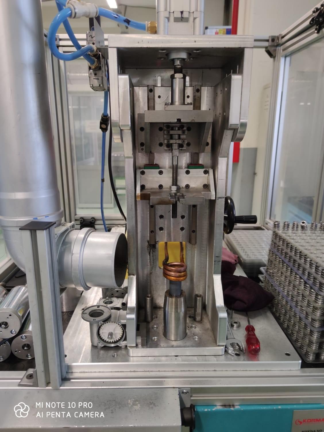 Induction shrink fitting machine for electric motor rot...