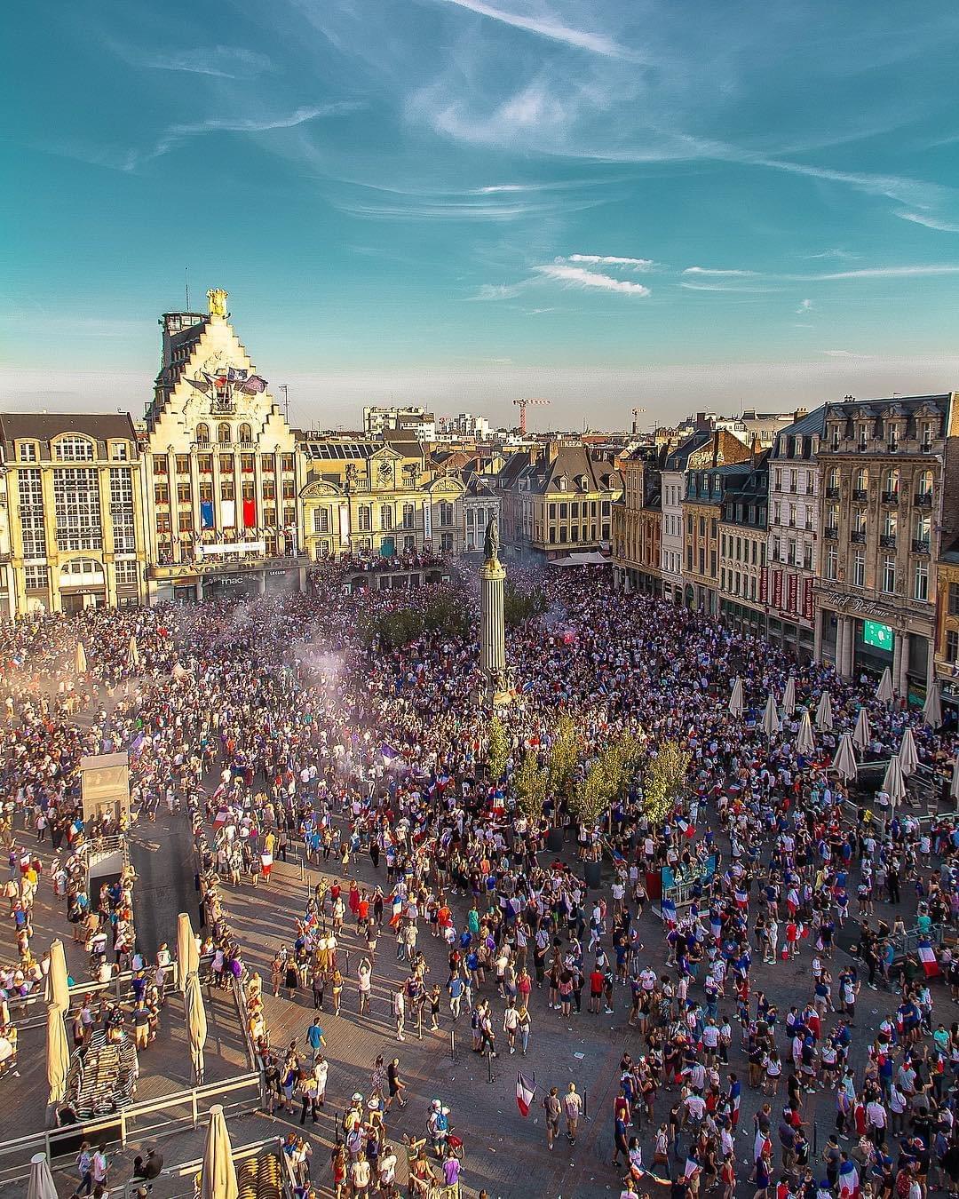 Pourquoi dit-on "Grand Place" et pas "Grande Place" à L...
