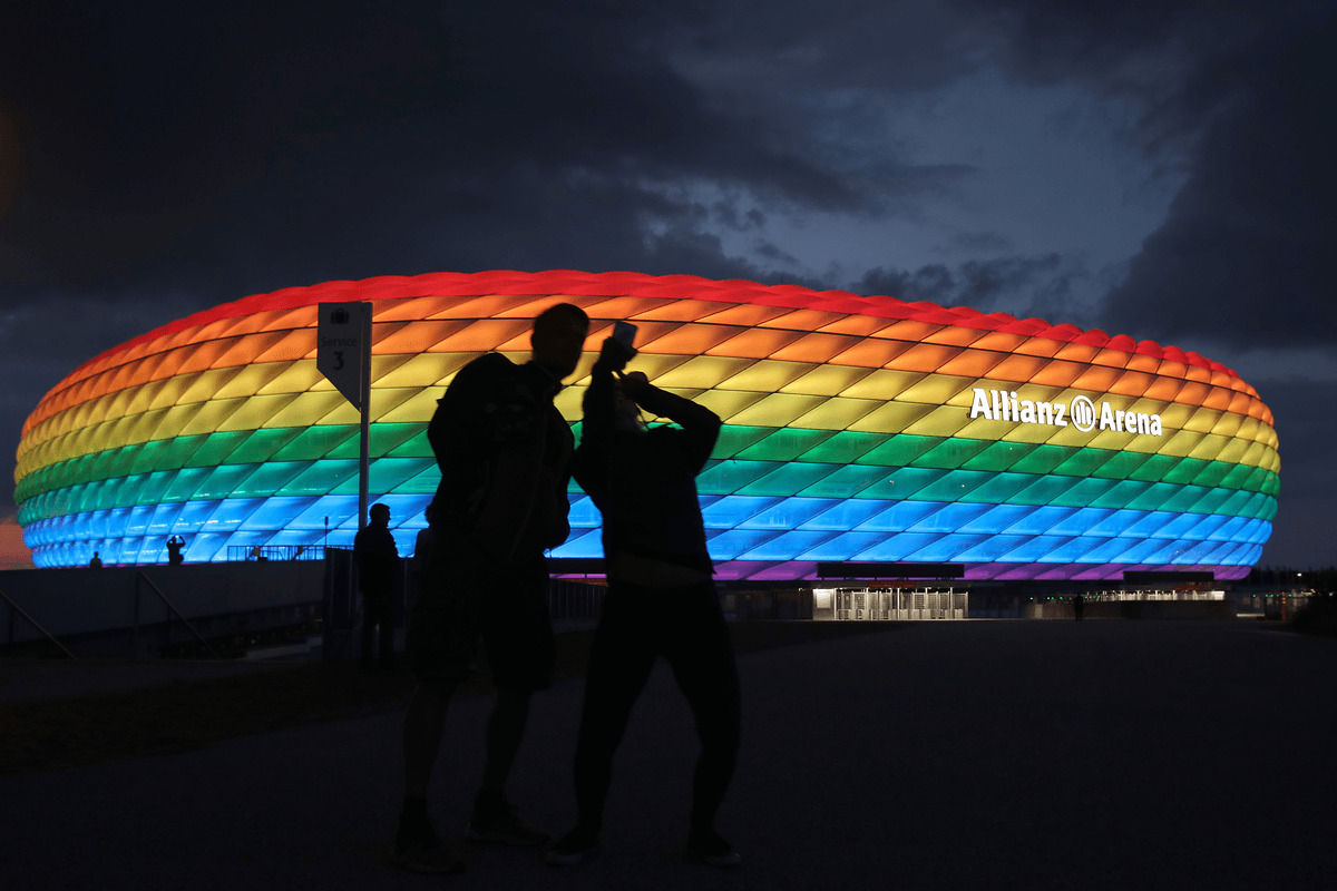 How many colors in gay pride rainbow