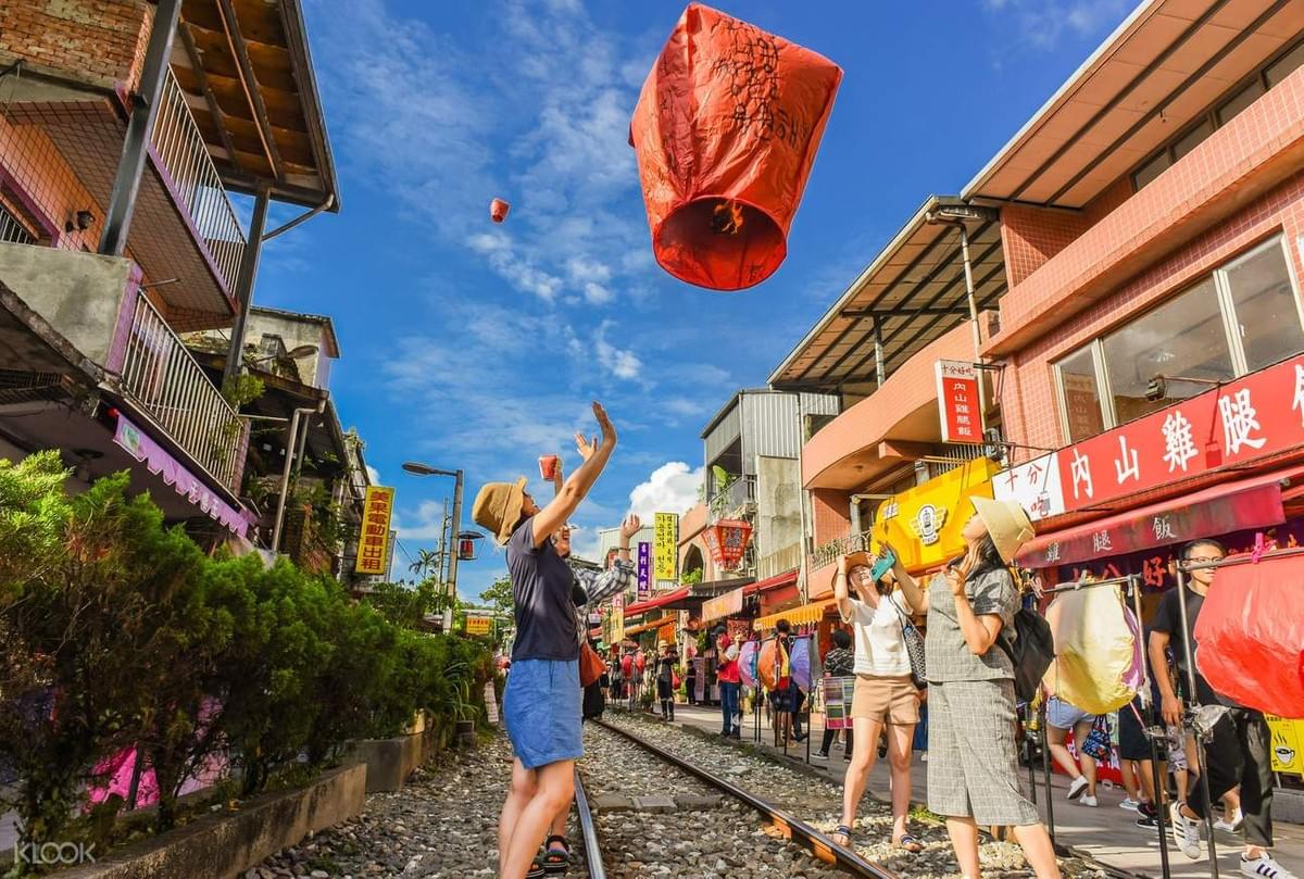 Famous Old Streets in Taipei - Travel Guide
