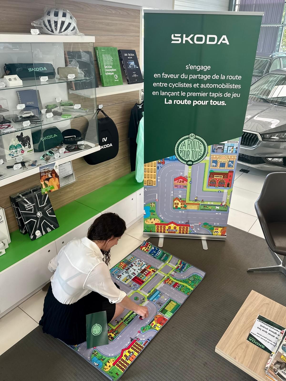 Škoda créé le premier tapis de jeu pour voitures ET vél...
