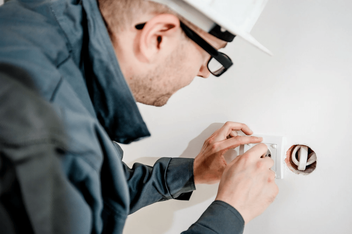 Finding a Trusted Electrical Contractor: Tips and Consi...