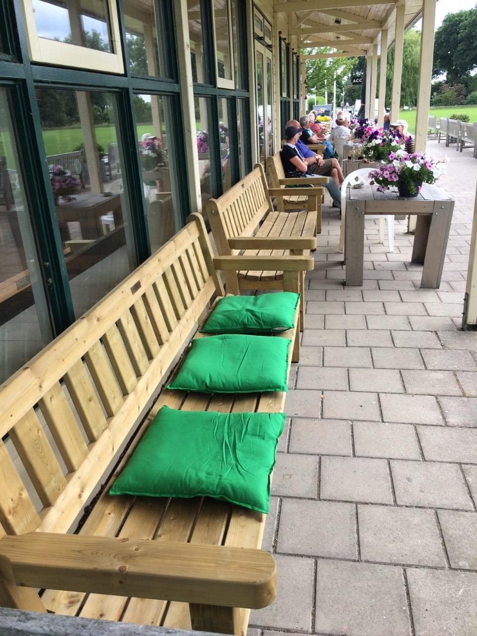 Nieuwe banken geschonken door leden van ACC