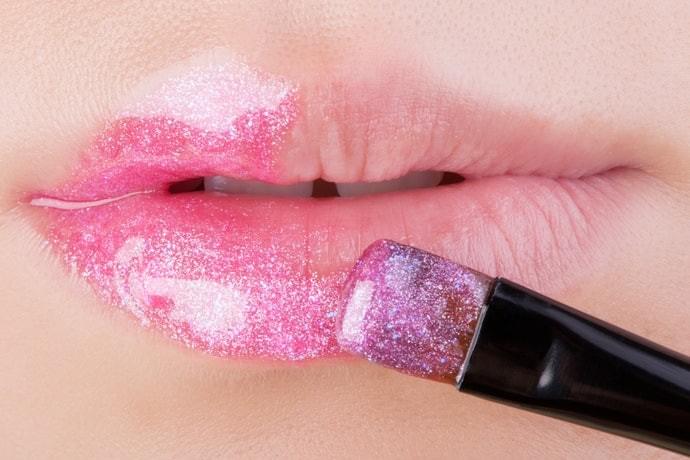 Tips Memilih Lip Gloss Bening Terbaik untuk Menjaga Kel...