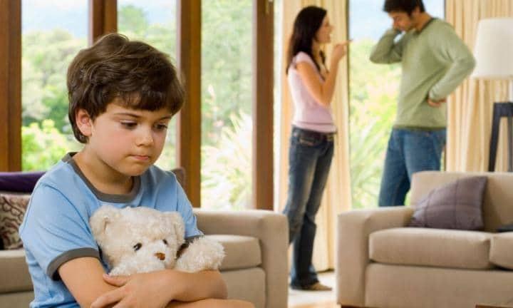 8 strategieë om klein kinders te help om by 'n egskeidi...