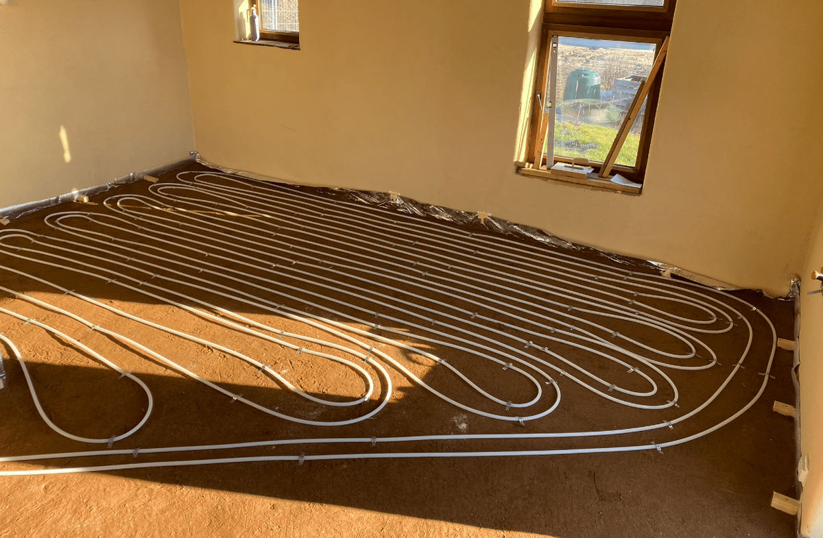 An experimental earth-floor with heating system