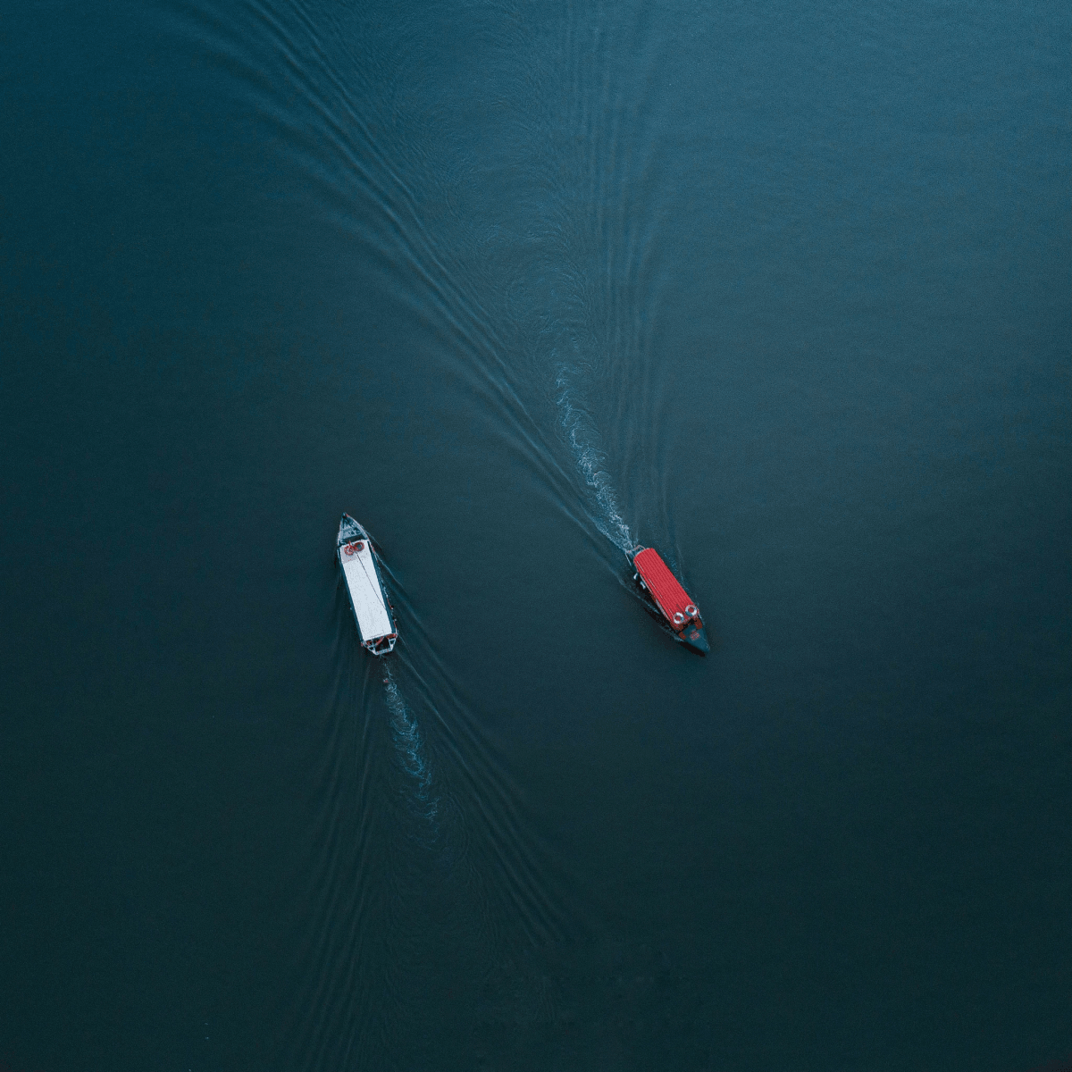 Essential Difference Between Pontoon and Tritoon Explai...