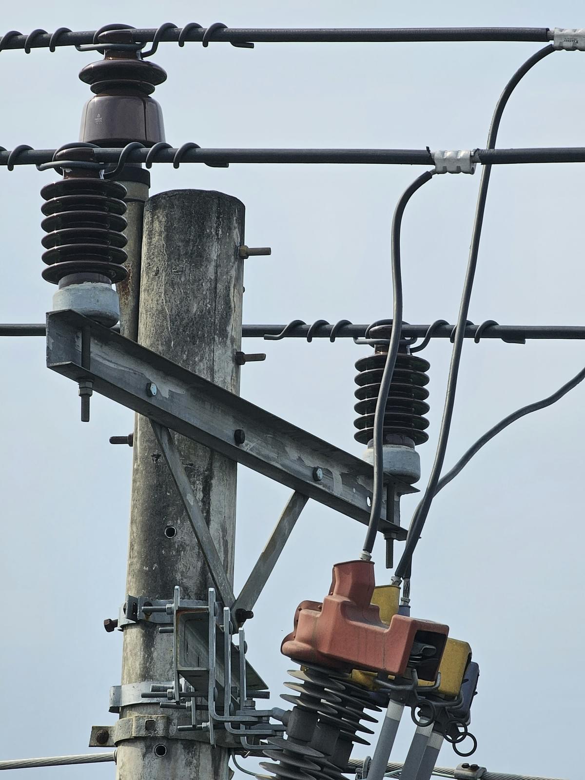 Shackle insulators: Key Types and Their Vital Functions