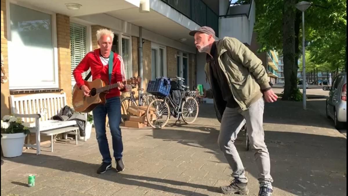 Corona-cricket: straatmuzikanten stelen de show op stoe...