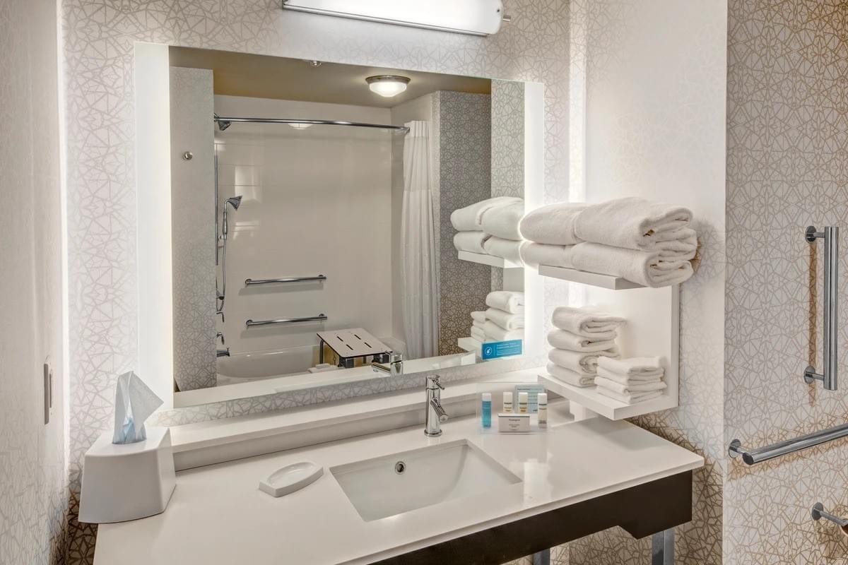 HAMPTON INN - AXIS Hotel Group